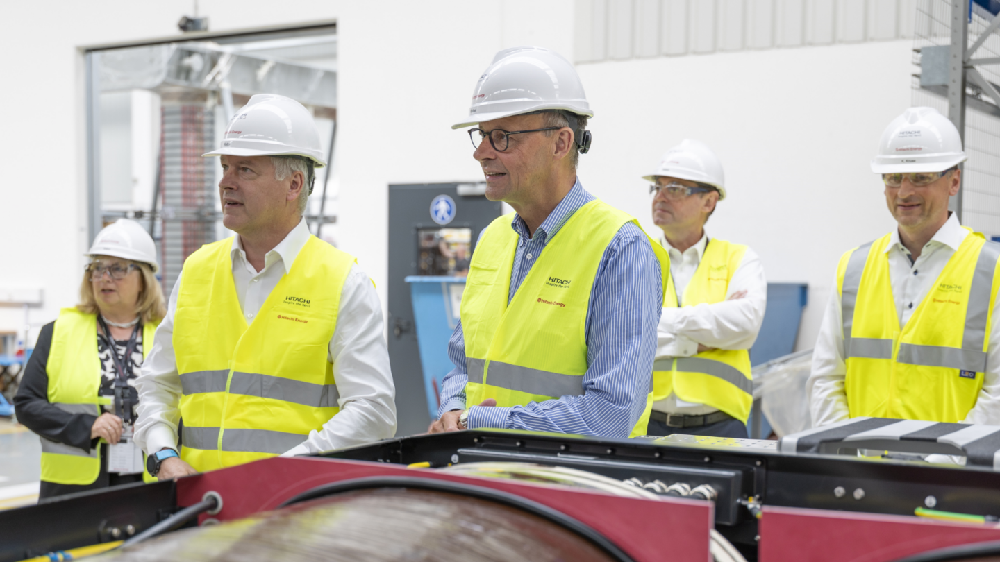 Friedrich Merz trifft CEO von Hitachi Energy zu Gesprächen zur ...