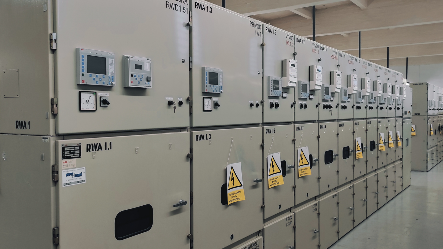 Modernizace rozvodny R700 pro Unipetrol | Hitachi Energy