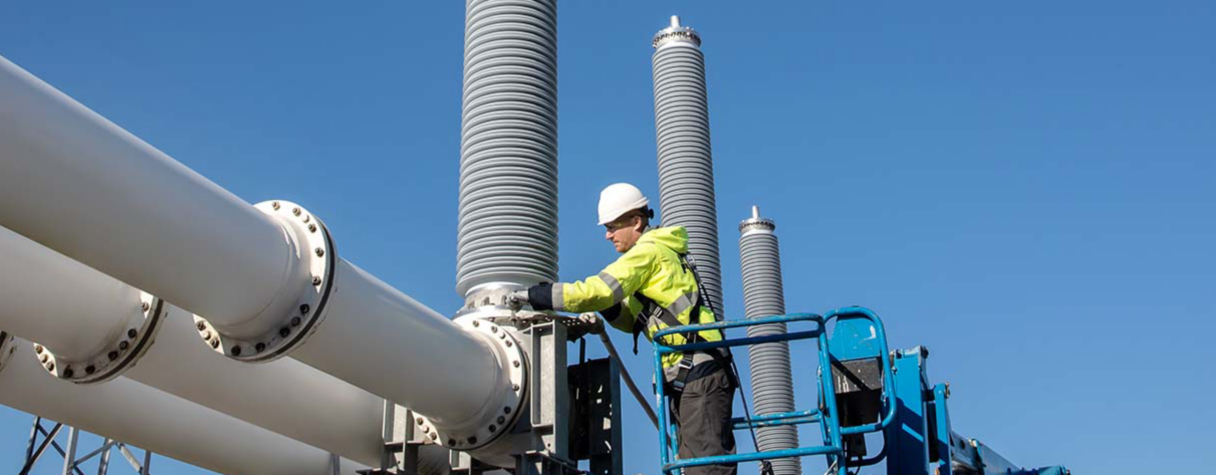 Installation and commissioning for high-voltage products | Hitachi Energy